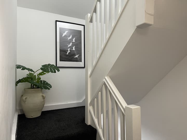 Spacious & Modern 8-bed Home | Sleeps 13 | Parking - Bradford