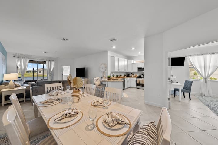 Elegant Lorraine Lakes Waterfront Home - Patsgang - Lakewood Ranch, FL