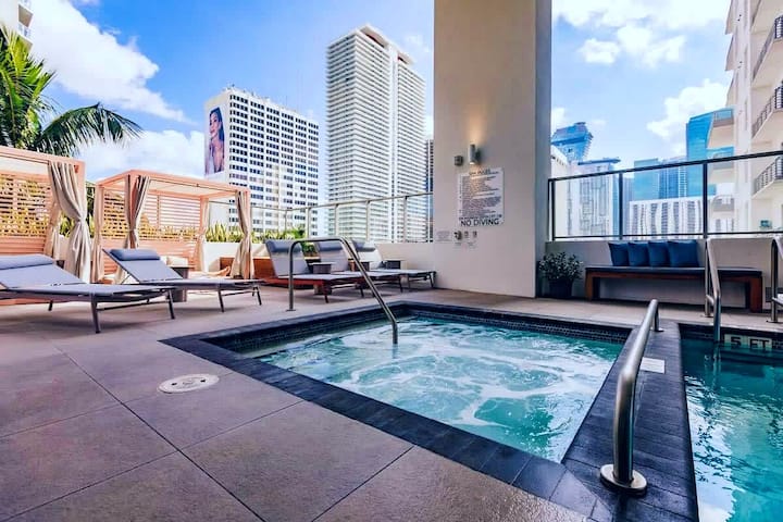 Downtown Condo Steps From Ultra - Miami, FL