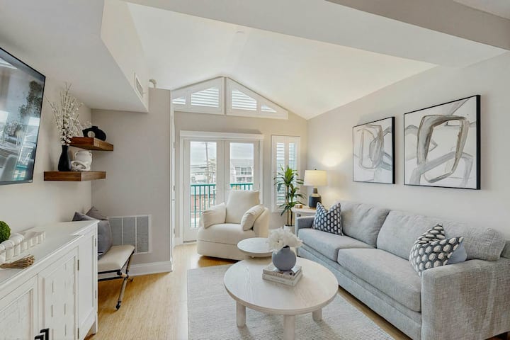 Walk To Beach 1br 3rd-floor | Balcony | Pool - Dewey Beach, DE