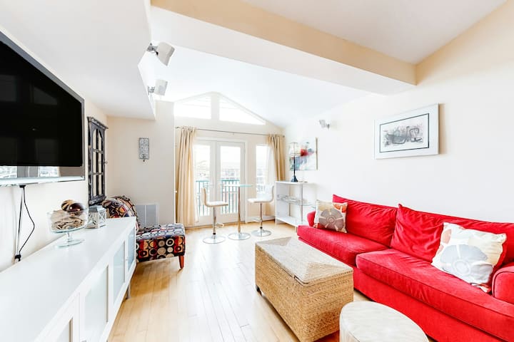 Walk To Beach 1br 3rd-floor | Balcony | Pool - Dewey Beach, DE