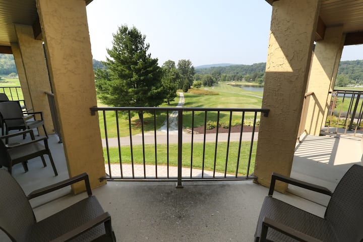 Carroll Valley Retreat | King Deluxe + Pool & Golf - Emmitsburg, MD