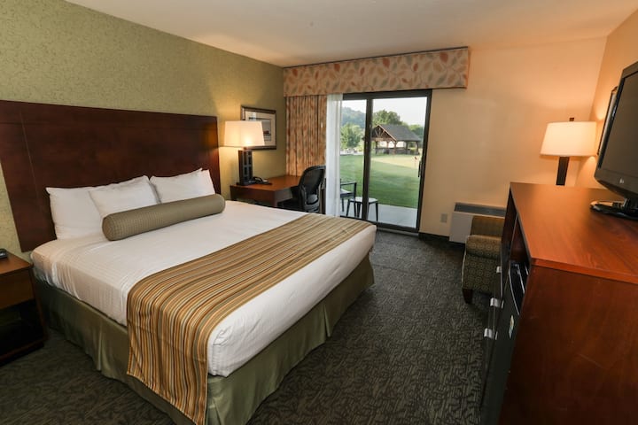 Carroll Valley Accessible | King Room + Golf Views - Emmitsburg, MD