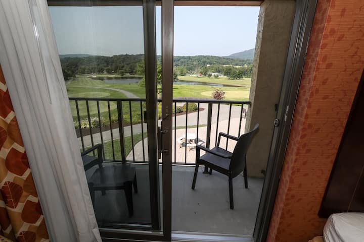 Carroll Valley Getaway | Qn Deluxe + Resort Perks - Emmitsburg, MD