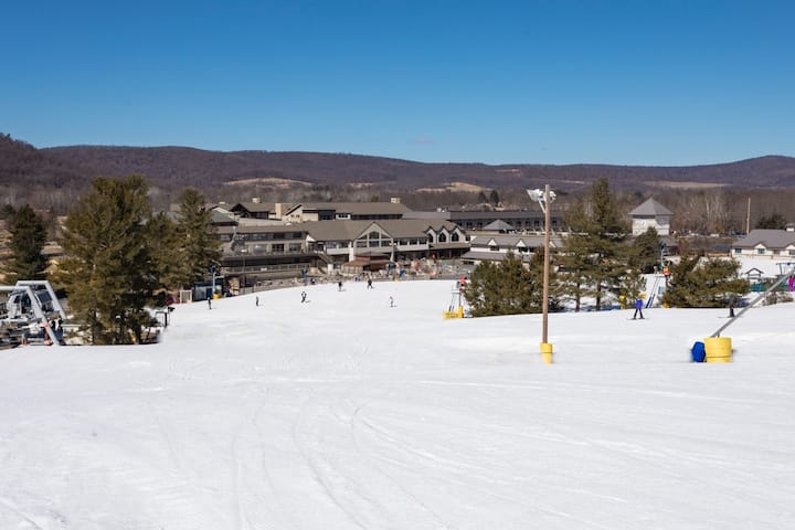 Highland Queen | Relaxing Getaway Near Slopes - Emmitsburg, MD