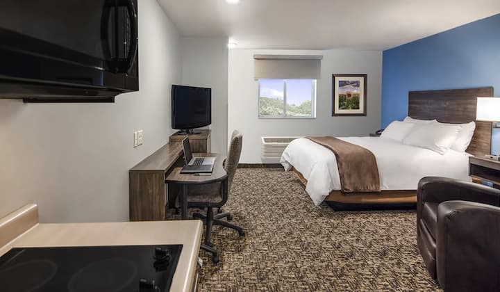 Convenient Suite With Kitchen, Pet-friendly - Idaho Falls, ID