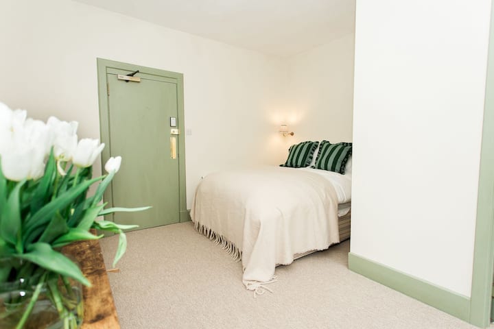 Bedroom 6 - Archie - Lockerbie