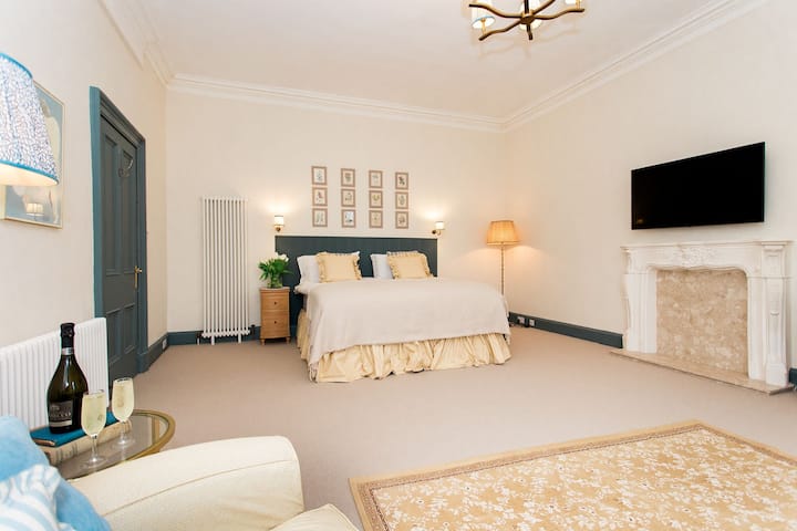 Bedroom 1 - The Duncan Suite - Lockerbie