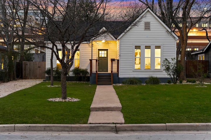 Charming Cherrywood Bungalow | 2br | Firepit | Ut - Austin, TX