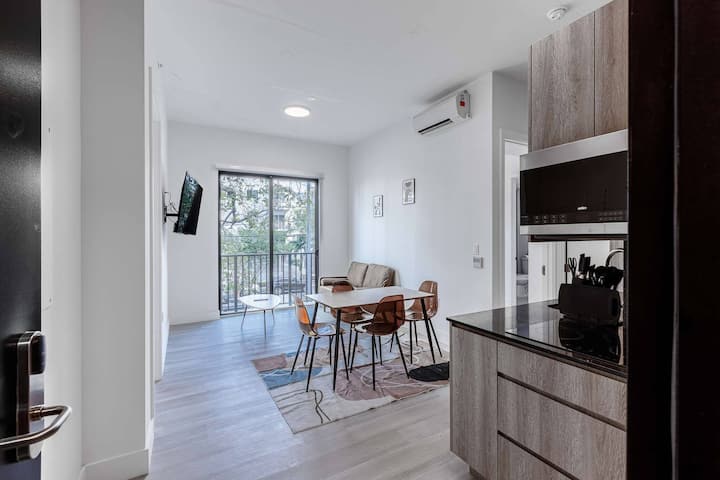 Spacious 3br/3ba W/ Balcony & Stunning Views - Miami, FL