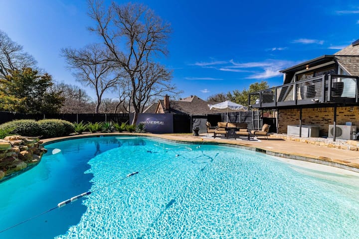 Dome Manor | 2 Game Rooms, Hot Tub & Pool! - Bedford, TX
