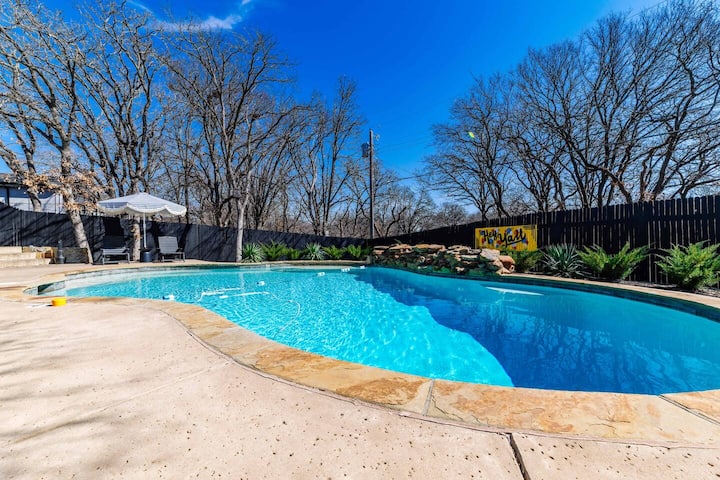 Dome Manor | 2 Game Rooms + Hot Tub + Pool - Globe Life Field - Arlington