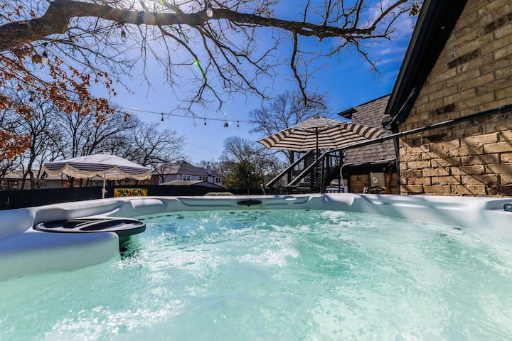 Dome Manor | 2 Game Rooms + Hot Tub + Pool - Bedford, TX