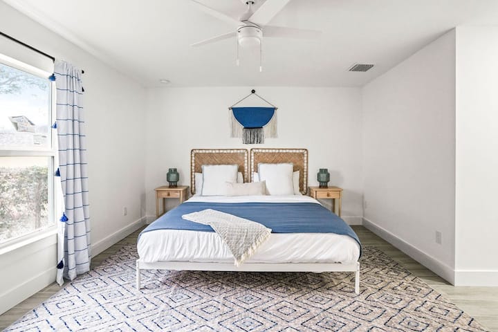 *New* 3-bed 2-bath West Palm Beach Vacation Home - West Palm Beach, FL