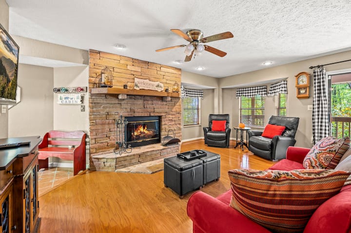 New! 2br Resort Cabin W/mtn Views! Hot Tub*games - Gatlinburg, TN