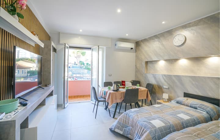 2 Bedroom Cozy Apartment In Sanremo - Сан-Pемо