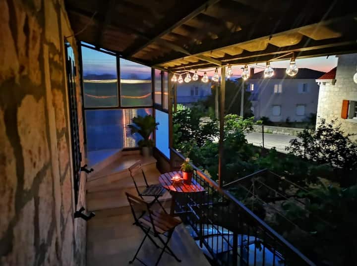 As-23901-a Garçonnière Avec Le Balcon Supetar, - Supetar