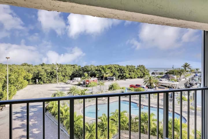 Sunrise, Award Winning Ocean Front Condo - Key Largo, FL