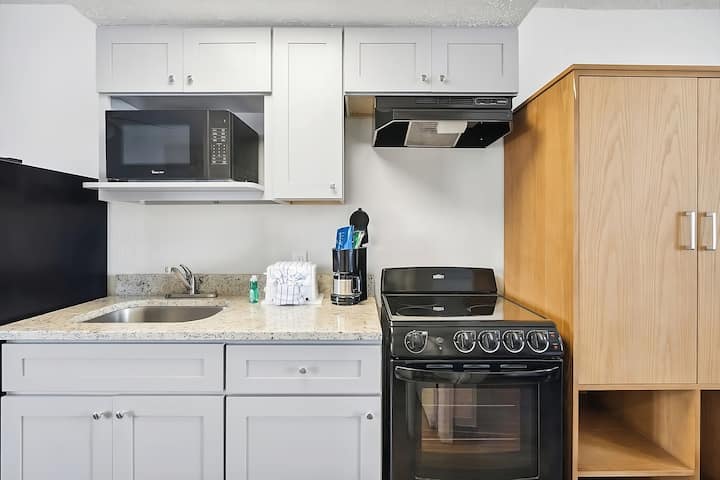 Beachfront Bliss! Full Kitchen, Free Parking - Panama City Beach, FL