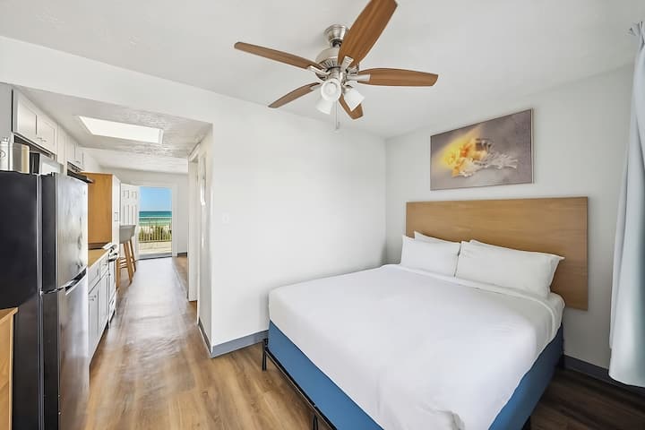 Wake Up To Waves! 2 Relaxing Units, Beachfront - Panama City Beach, FL