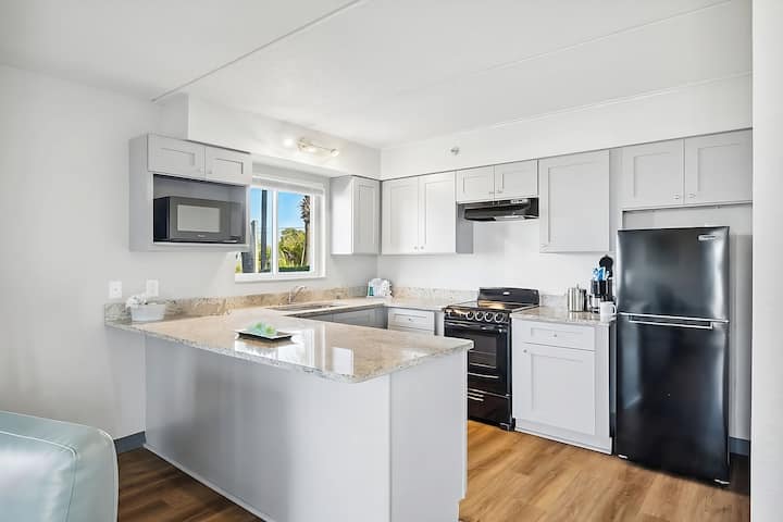 Escape To Paradise! 2 Ocean View Units W/ Kitchen - Panama City Beach, FL