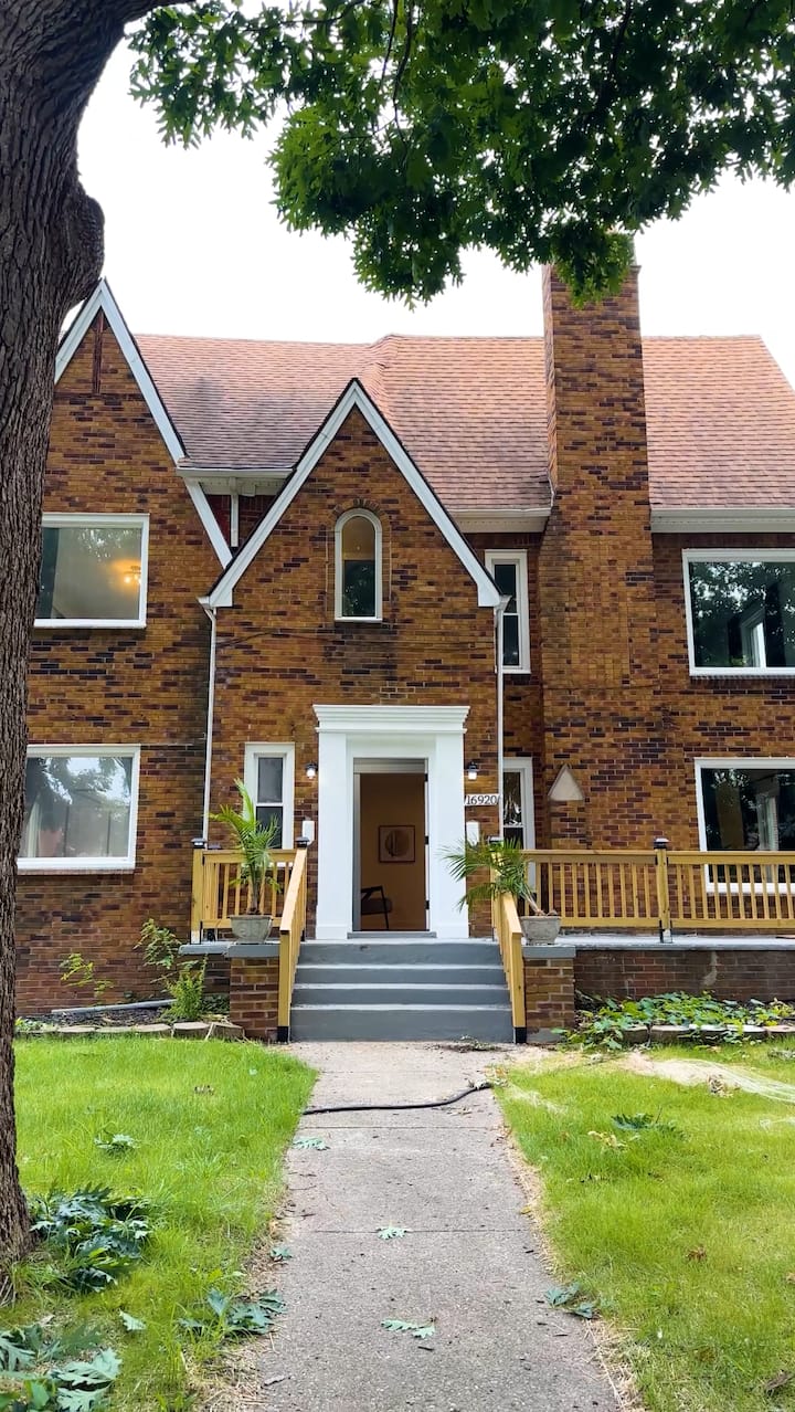 Spacious Estate W/ Cigar Bar - Detroit, MI