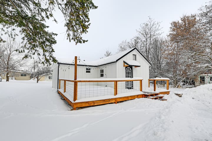 1 Mi To Main Street Polson: Updated Home W/ Deck! - ポルソン, MT