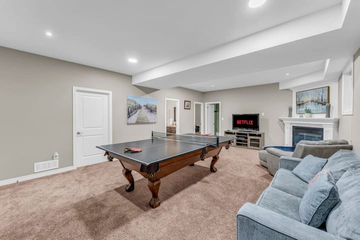Luxe Home I Mins From Falls I Pool & Pong Table - Niagara Falls