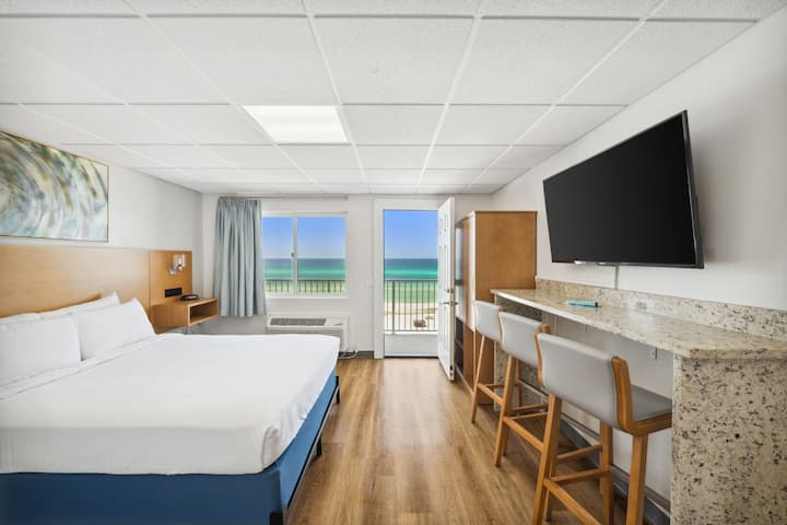 Wake Up To The Ocean! 4 Relaxing Units, Pool - Panama City Beach, FL