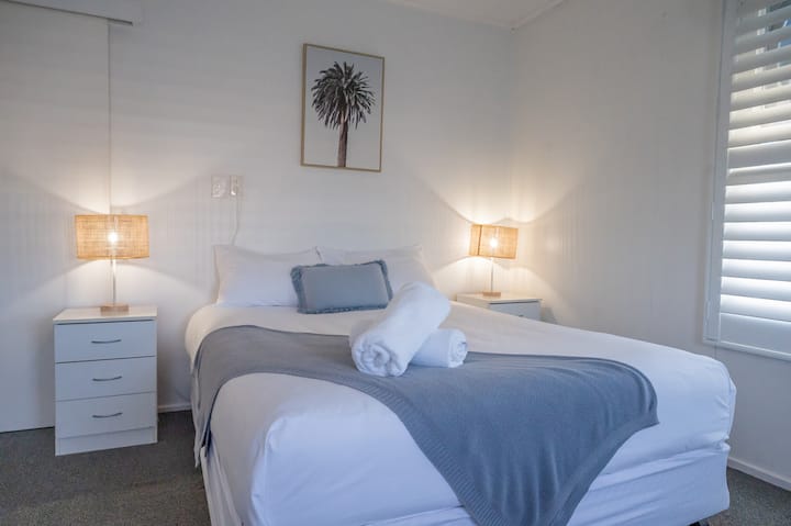 Two-bedroom Apartment ~ Sleeps 6 ~ Pool & Sauna - Bundaberg