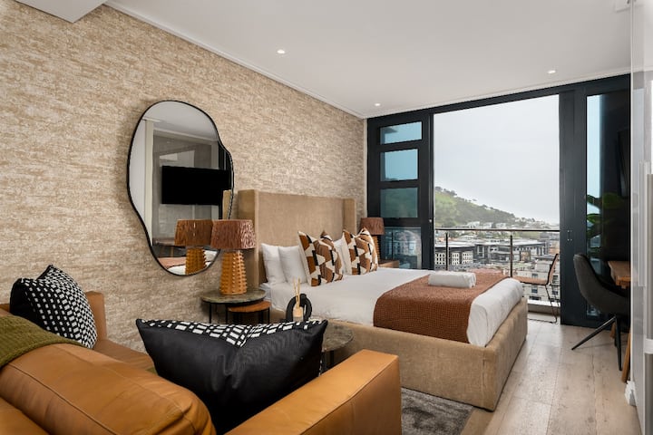 Chic City Escape | Views, Balcony & Pool - Claremont