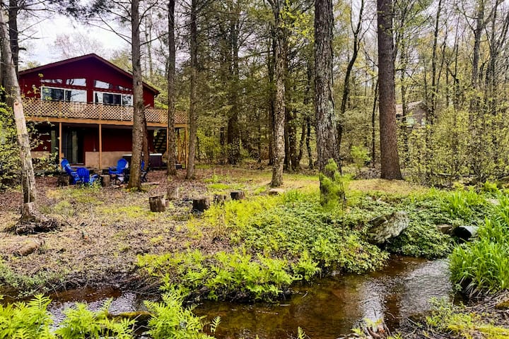 Spacious Lakefront Home W/private Hot Tub - Lausanne Township