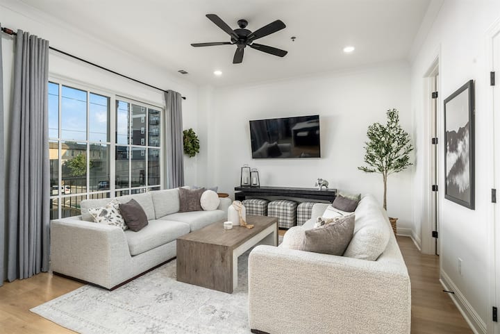 Highend Stadium View Home, Pool & Game Room Garage - Tuscaloosa, AL