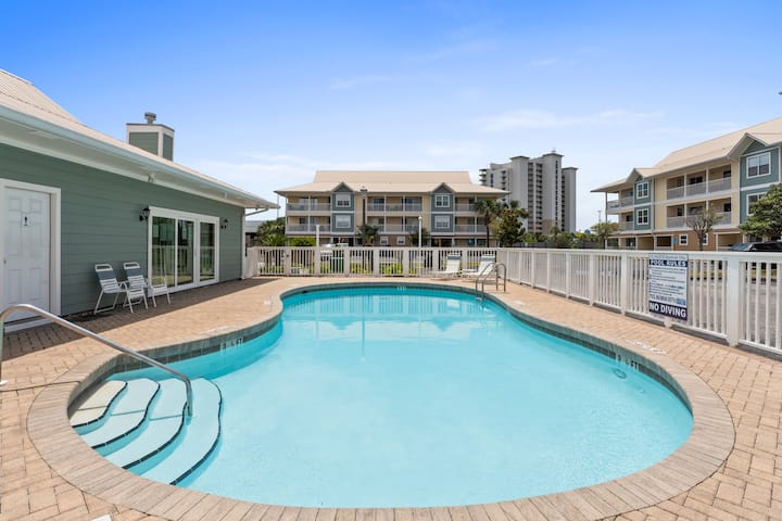 Family Getaway: Pool, Beach Access & Free Perks - Destin, FL