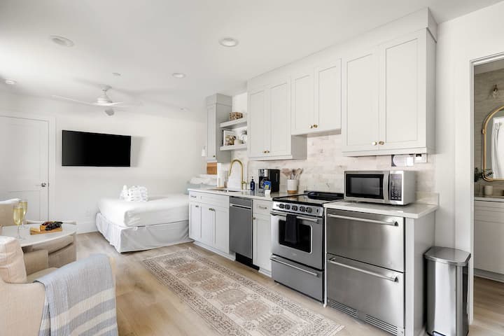 Stylish Condo, Walk To Beach & Town - Folly Beach, SC
