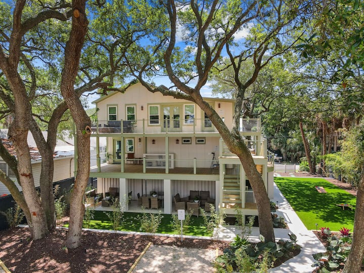 Beautiful Large Condo, Steps To Beach W. Parking - James Island, SC