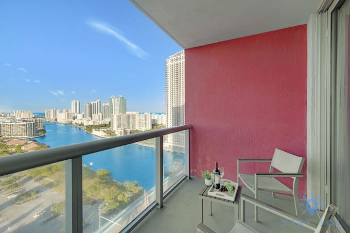 Studio Oasis: Pool, Gym & Views - Hallandale Beach, FL