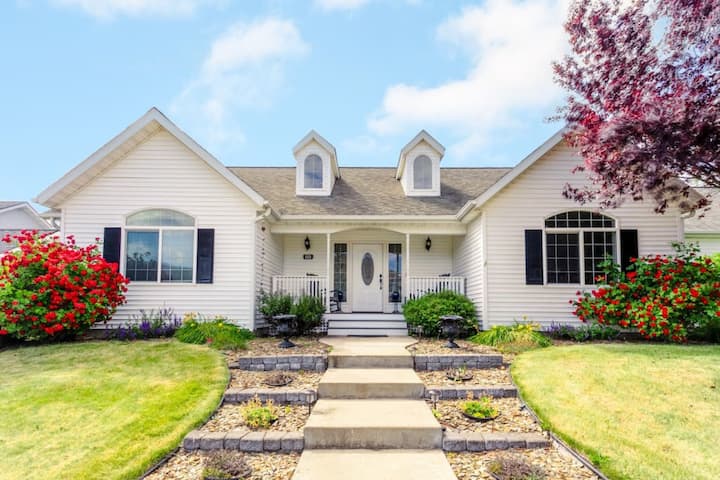 Family Home W/ Pool Table + Fall Weekly Discounts - Post Falls, ID