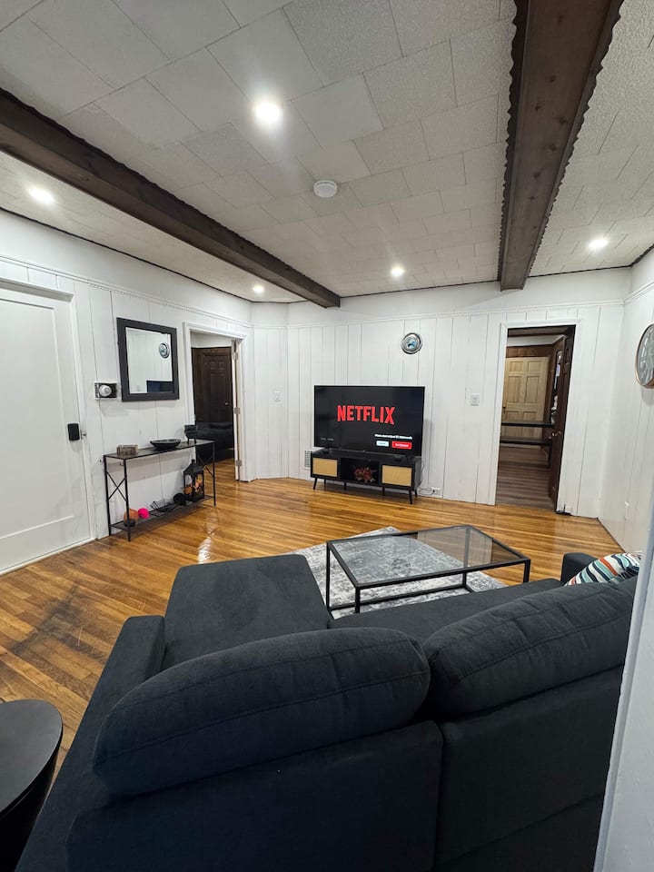 Central Salem Retreat 2bd W/ Parking - Beverly, MA