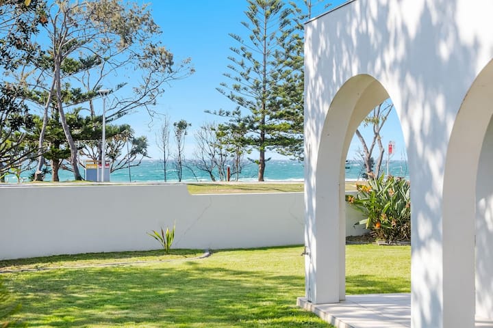 Beachfront Beach Break 1  Byron Bay 3 Bedroom Holiday Apartment With Pool - Byron Bay