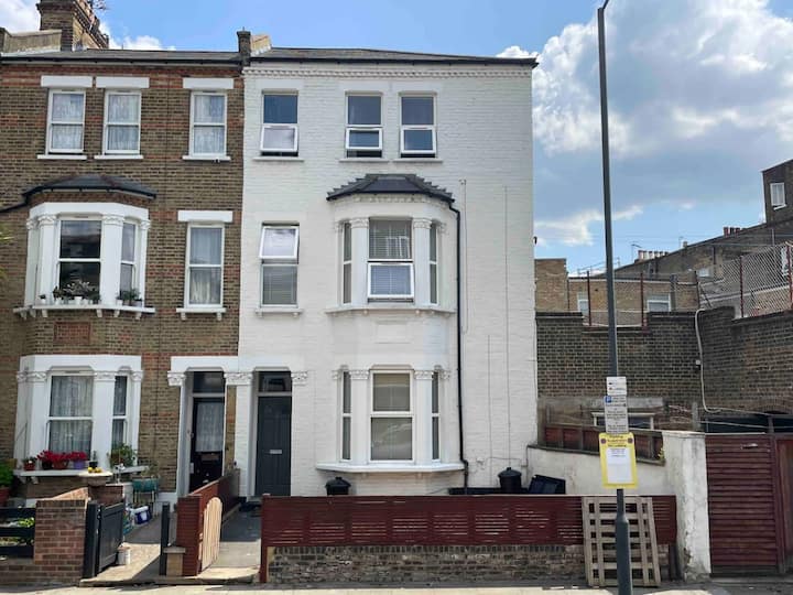 Modern 4 Br | Sleeps 16 | Near Westfield & Metro - London