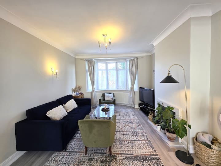 Modern Chic: 3-bed Retreat In Chadwell Heath - Ilford
