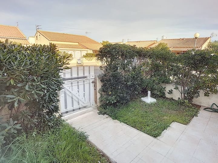 Jolie Villa De Type 3 Avec Véranda Et Extérieur - Gruissan