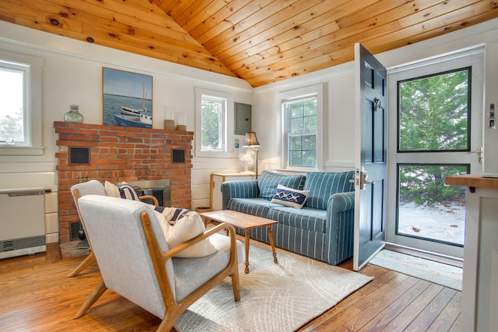 Golf, Shop & Beach-hop! Cape Cod Gem Steps To Sand - Chatham, MA