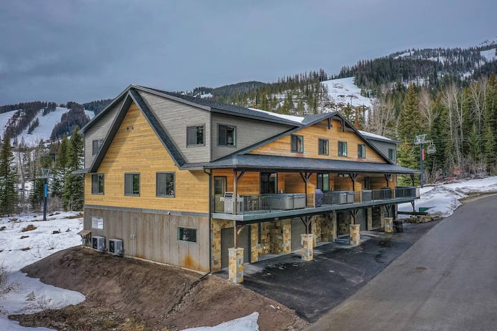 The Trailblazer - Luxe Ski-in/ski-out W/ Hot Tub! - Whitefish, MT