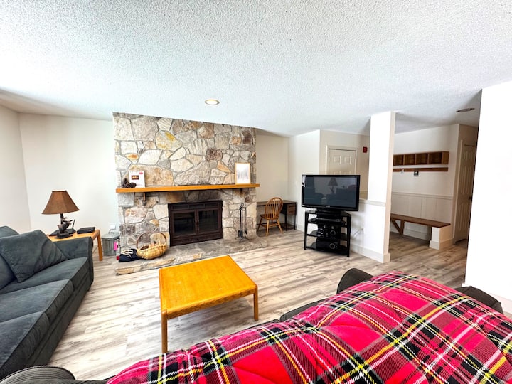 Seasons @ Mt Snow- Ski Home, Walk To Lifts, Pool - Mount Snow, VT