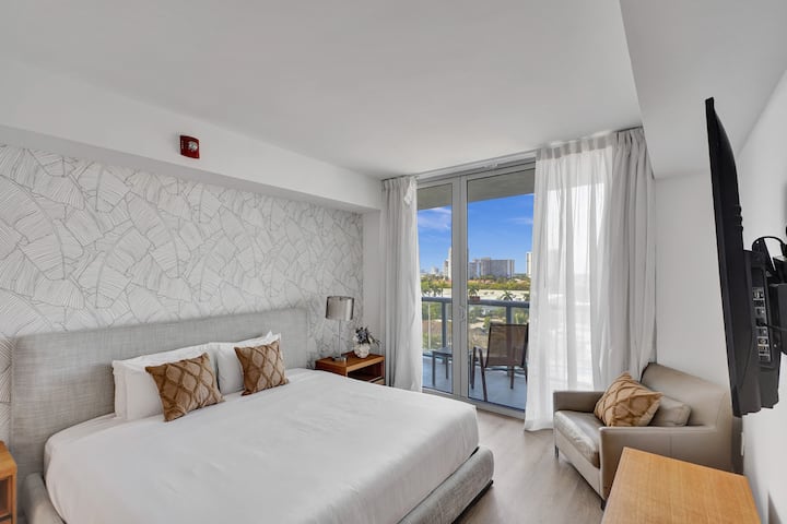 Canal & Ocean View Condo Resort Perks 804 - Hallandale Beach, FL