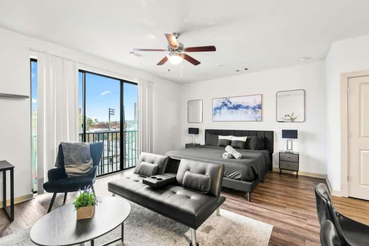Chic Urban Living: Studio With Pool Access 25 - Birmingham