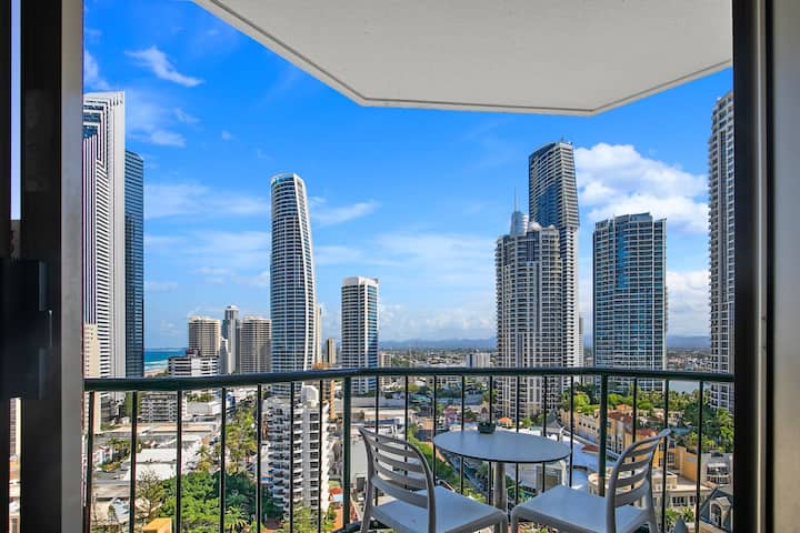 View Avenue—by The Beach & Esplanade With Hot Tub - Gold Coast
