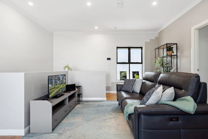 Bright 2-bed Townhouse With Balcony & Garage - Port Adelaide
